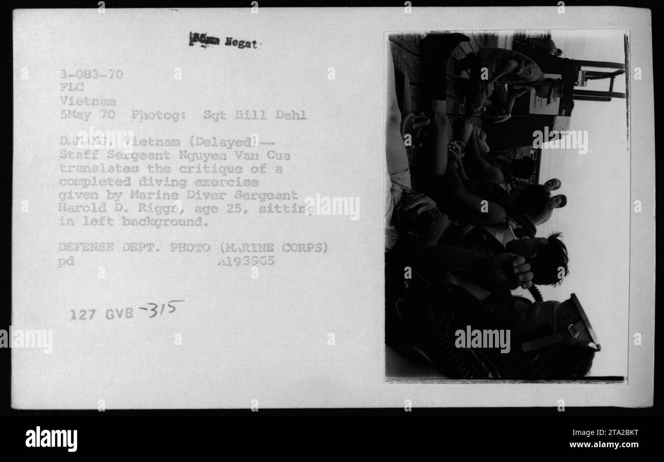 ARVN Soldat übersetzt, während Marine Diver Sergeant Harold D. Riggs ...