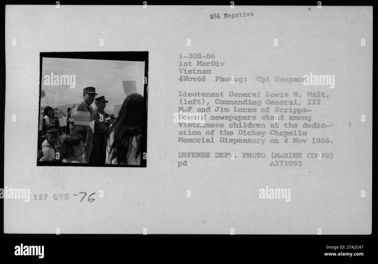 Generalleutnant Lewis W. Walt, Commanding General, III MAP, und Jim Lucas von Scripps-Howard ...