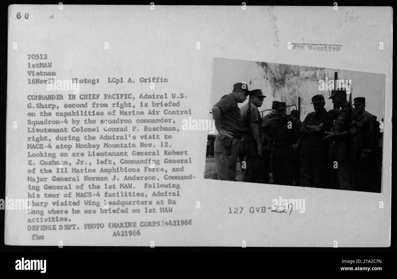 Admiral U.S. G.Sharp, Commander in Chief PACIFIC, wird von ...