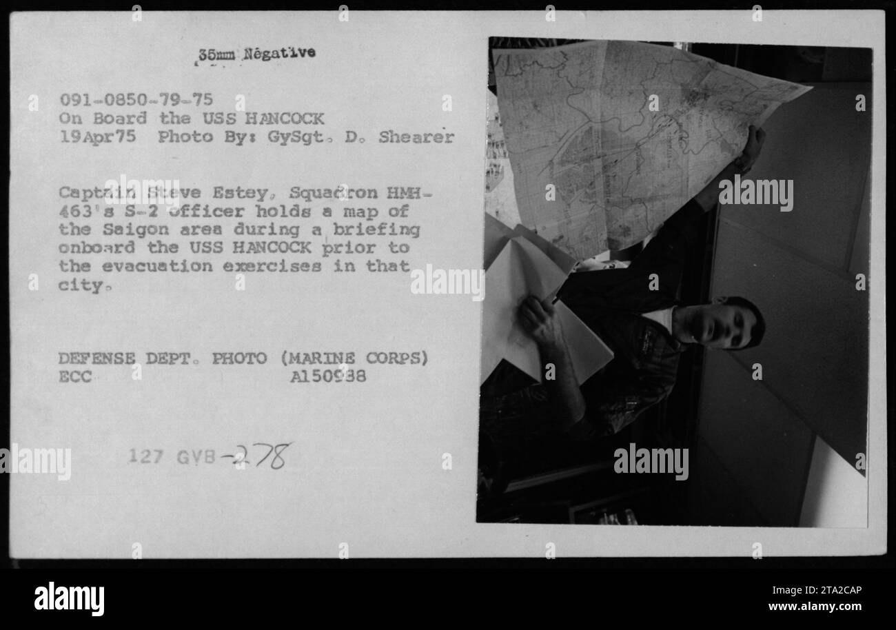 Bildunterschrift: Captain Steve Estey, der S-2-Offizier der Squadron ...