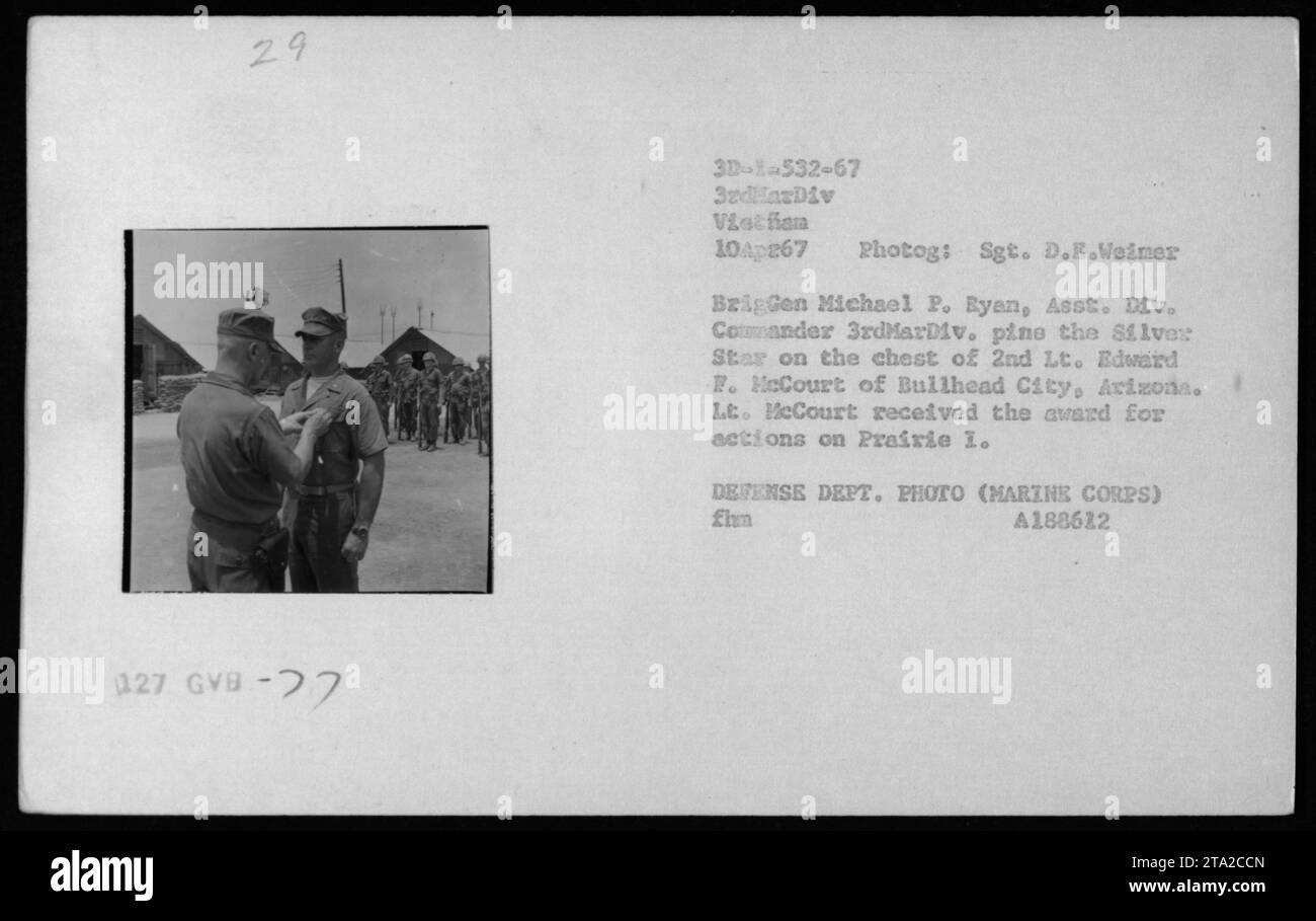 Briggen Michael P. Ryan, Asst. Div Commander 3rdMarDiv, steckt den ...