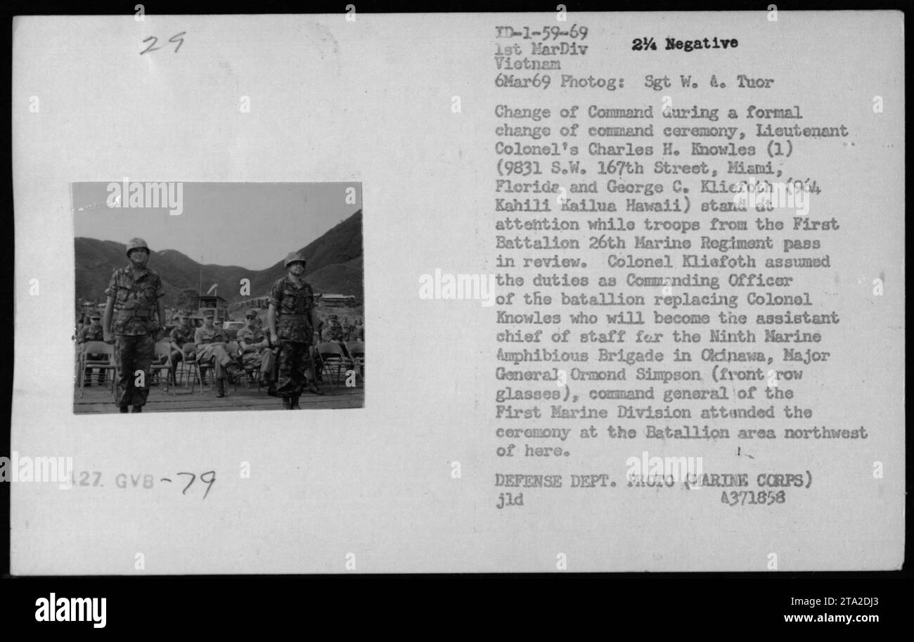 Die Oberstleutnant Charles H. Knowles und George C. Kliefoth stehen ...