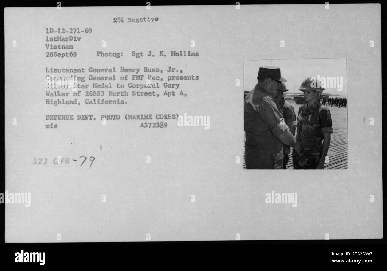 Corporal Gary Walker aus Highland, Kalifornien, erhält am 28. September ...
