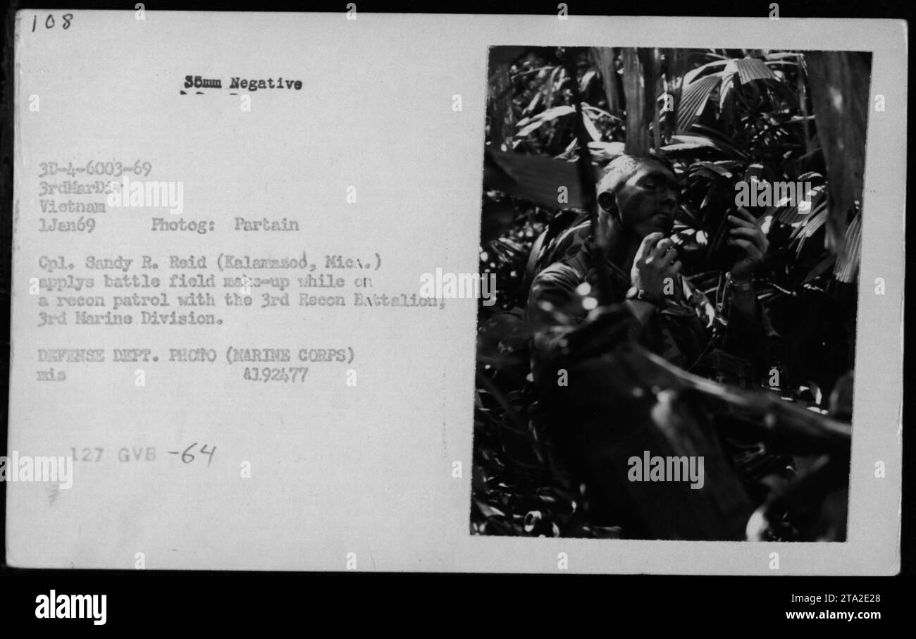 Ein Mitglied der 3rd Marine Division, Corporal Sandy R. Reid aus ...