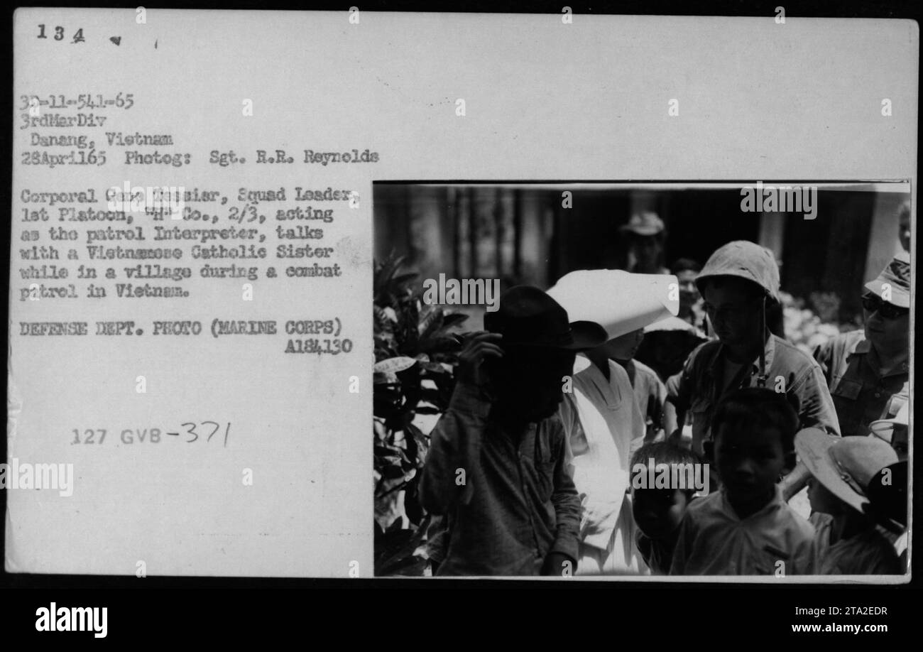 Vietnamesische Zivilisten und Corporal Gene Tessier, ein Equidenlader ...