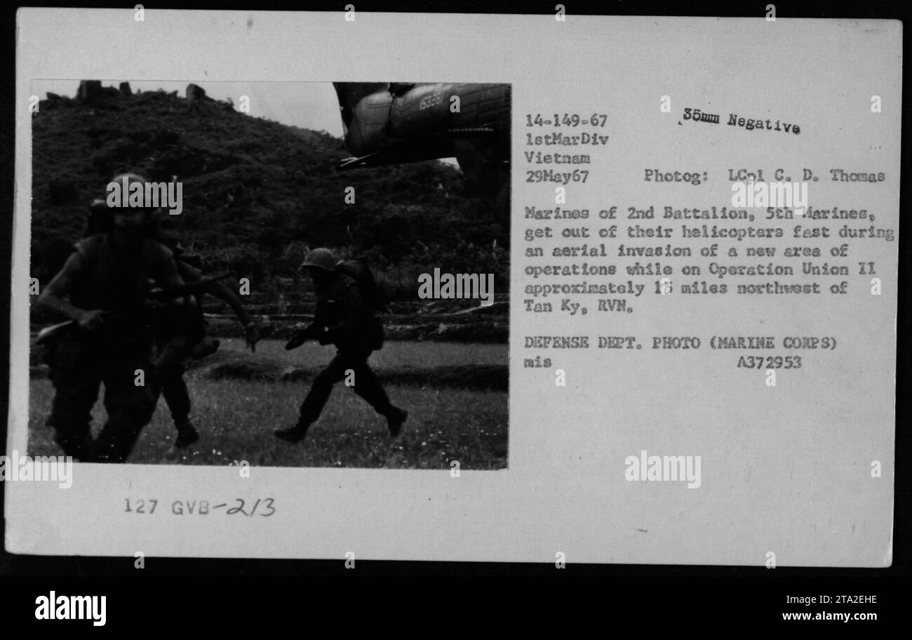 Marines des 2. Bataillons, 5. Marines steigen während einer ...