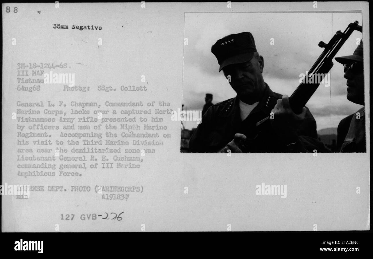 General L. F. Chapman, Kommandant des Marine Corps, untersucht ein ...