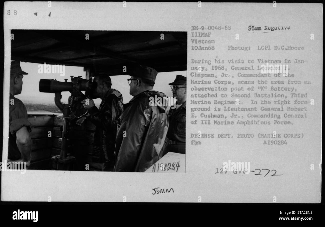 General Leonard F. Chapman Jr., Kommandant des Marine Corps, beobachtet ...