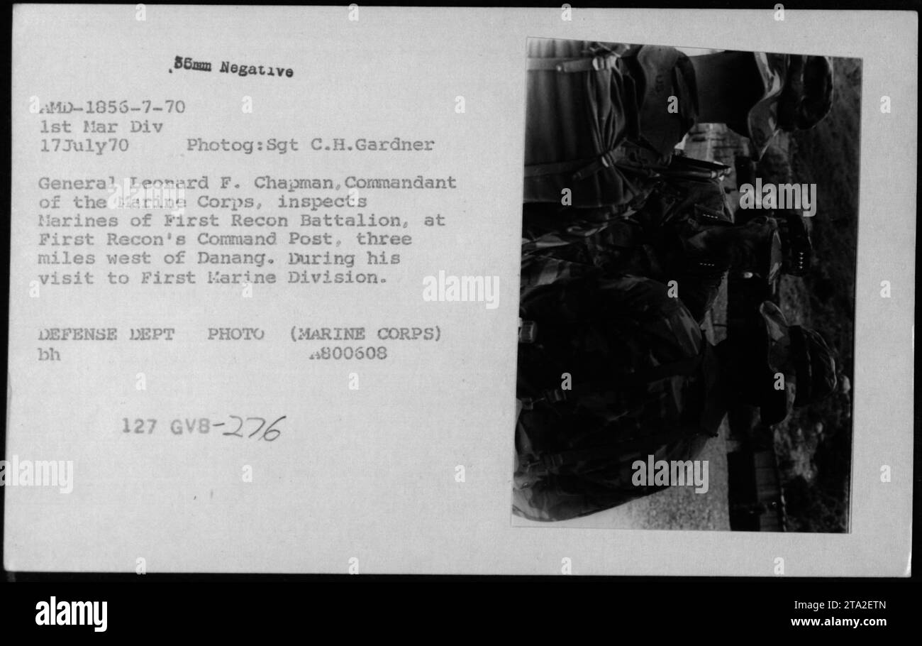 General Leonard F. Chapman, Kommandant des Marinekorps, inspiziert ...