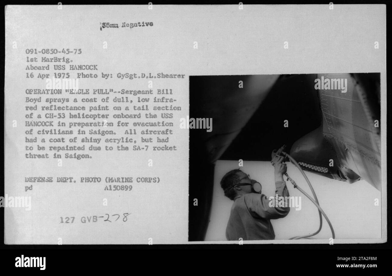 Sergeant Bill Boyd übermalte das Heckteil eines CH-53 Hubschraubers auf ...
