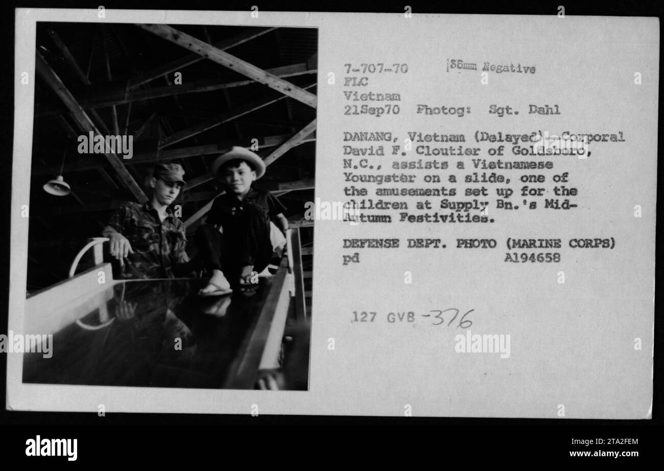 Corporal David F. Cloutier hilft einem vietnamesischen Kind auf einer ...