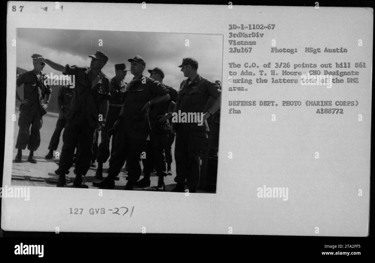 Hochrangige Offiziere, darunter Hubert Humphrey, General William ...