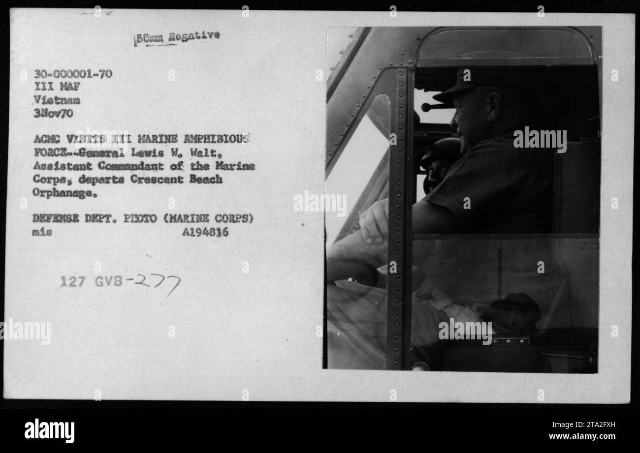 Generalleutnant Lewis W. Walt, stellvertretender Kommandant des Marine ...