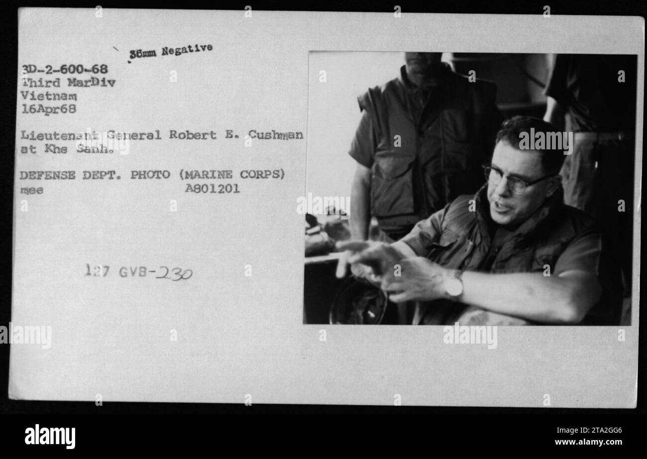 Generalleutnant Robert E. Cushman, dargestellt in Khe Sanh während des ...