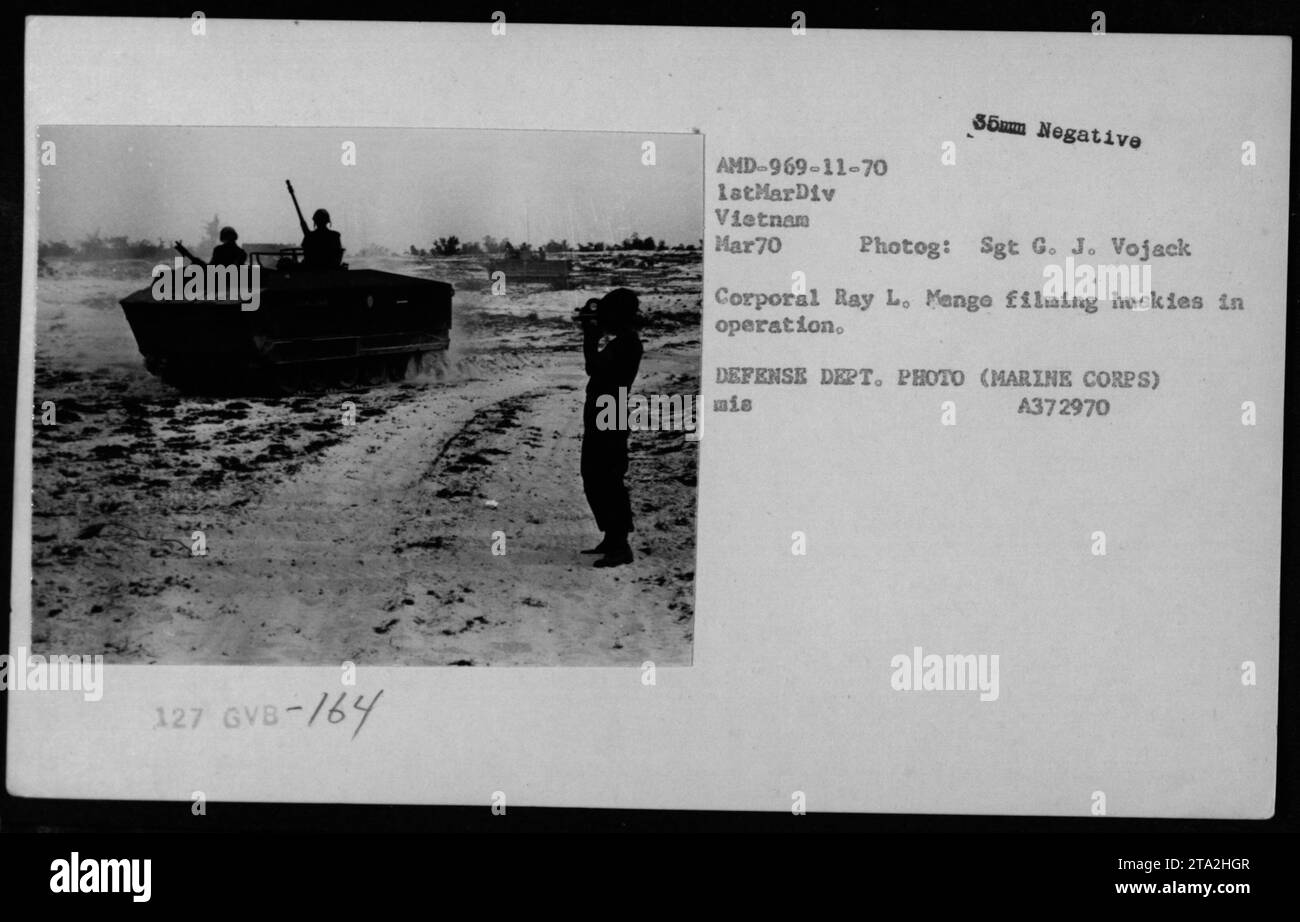 Ein US Marine Corps Kampffotograf und ein Marine Korps werden im März ...