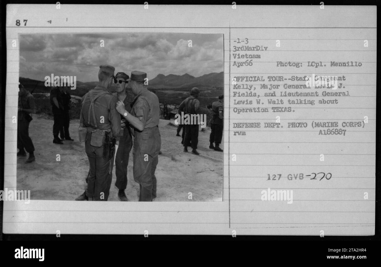 Offiziere und Beamte, einschließlich Lyndon Johnson und Col P X Kelley ...