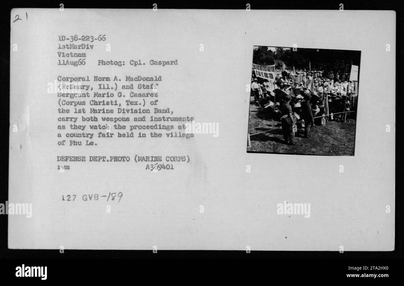 Mitglieder des Marine Corps, Corporal Norm A. MacDonald und Staff ...