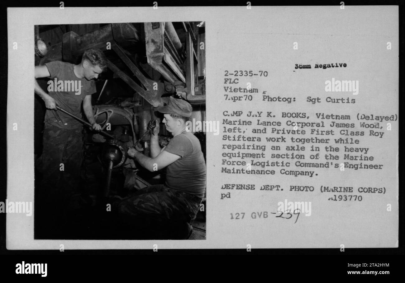 Der Marine Lance Corporal James Wood und der private First Class Roy ...