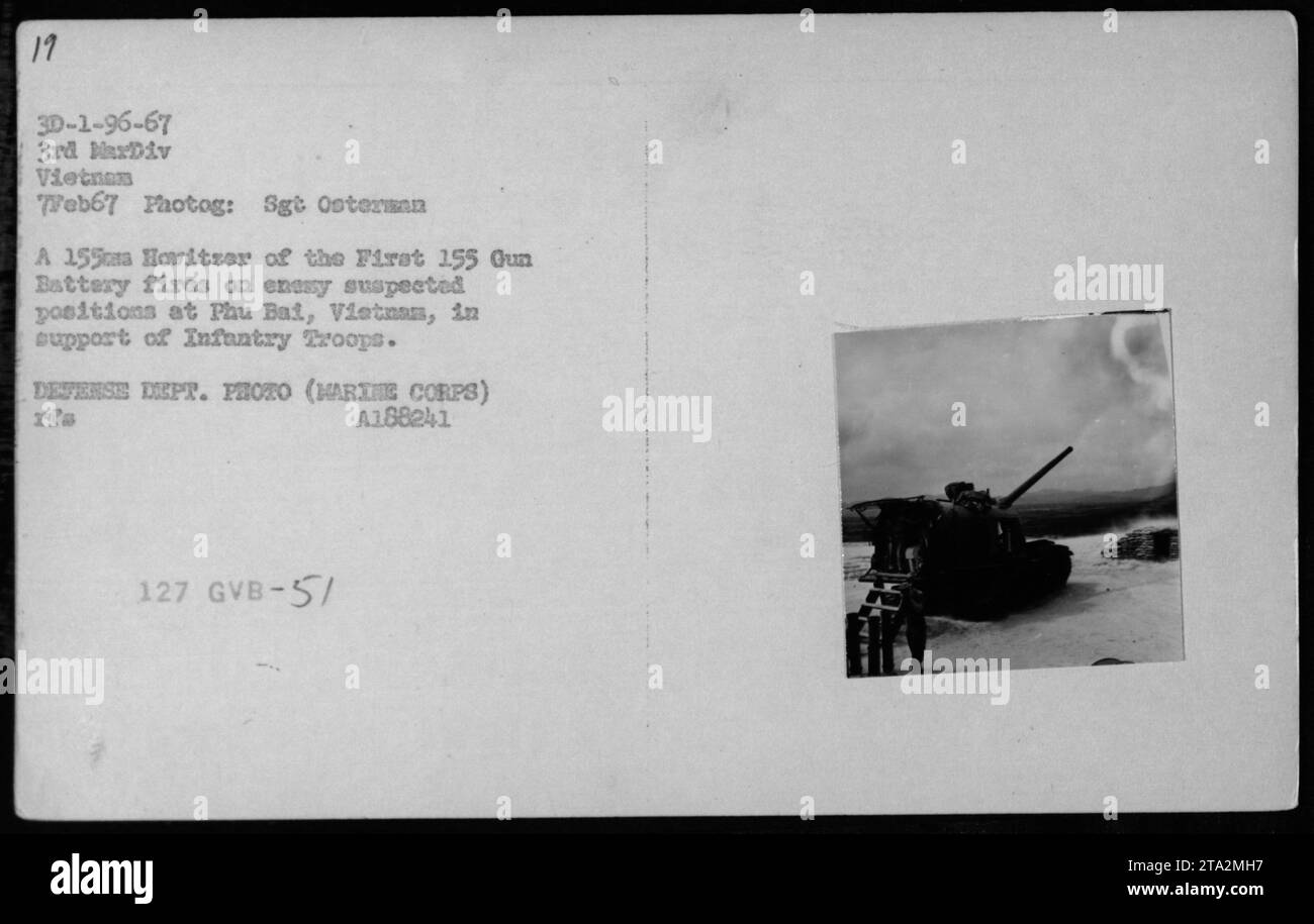Eine 155-mm-Haubitze, betrieben von der ersten 155-Gun-Batterie, feuert ...