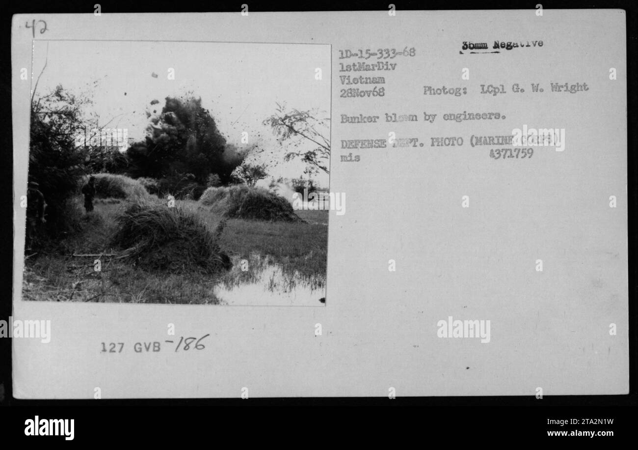 Die Ingenieure des Marine Corps führen Abbrucharbeiten in Vietnam am 28 ...