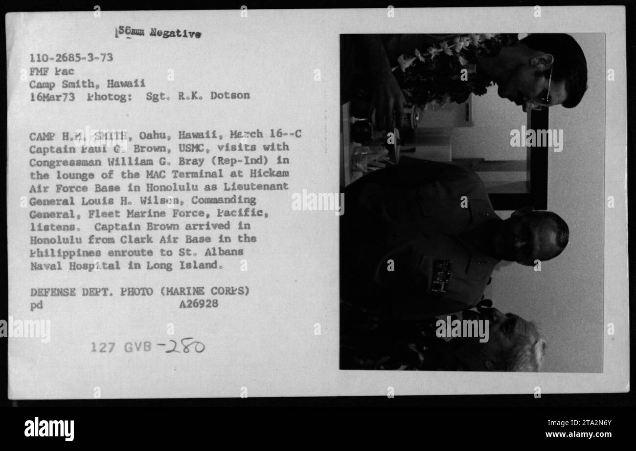 USMC Captain Kaul G. Brown wird in der Lounge des MAC-Terminals auf der ...