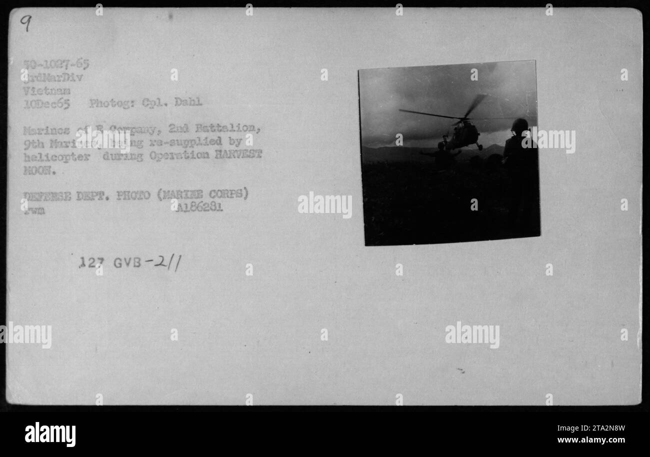 Marines der B Company, 2. Bataillon, 9. Marines, erhalten während der ...