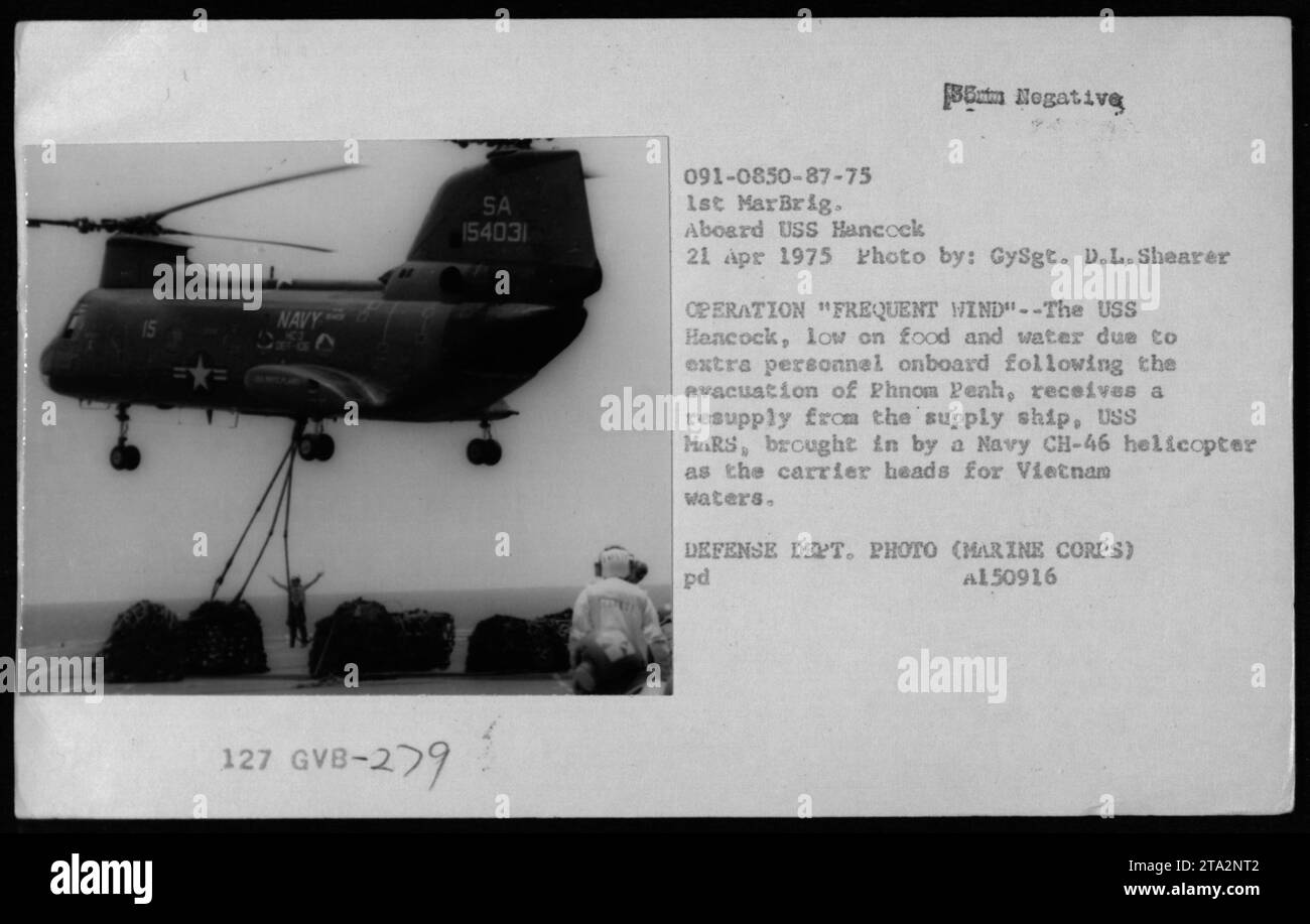 Die USS Hancock erhält während der Operation Frequent Wind Nahrung und ...