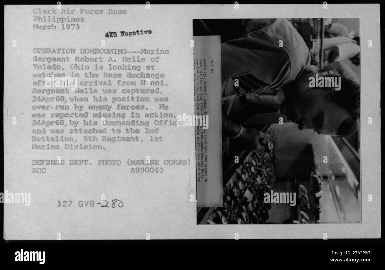 Marine Sergeant Robert A. Helle aus Toledo, Ohio, beobachtet die Wachen ...