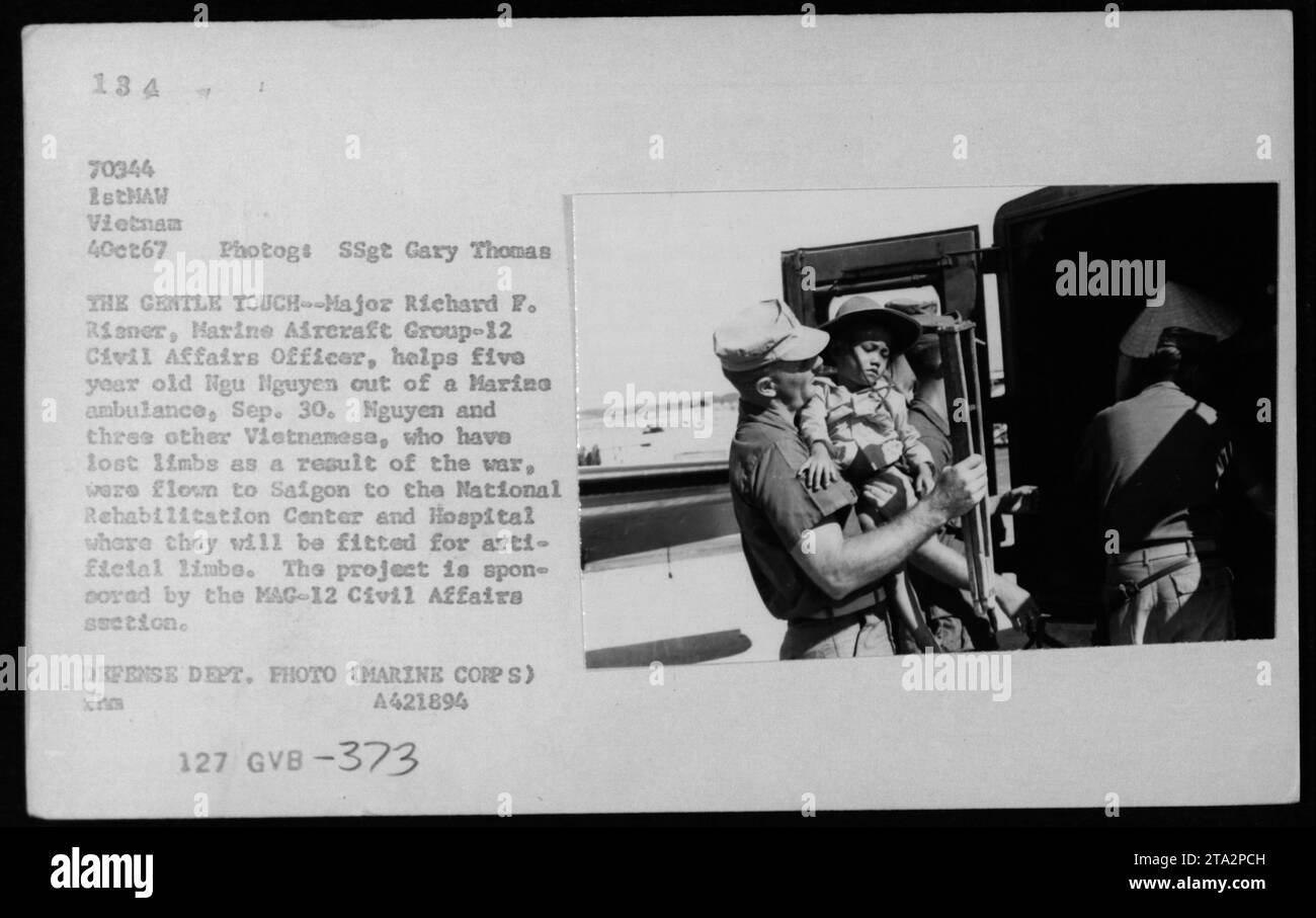 Bildunterschrift: Major Richard F. Risner hilft dem fünfjährigen Ngu ...