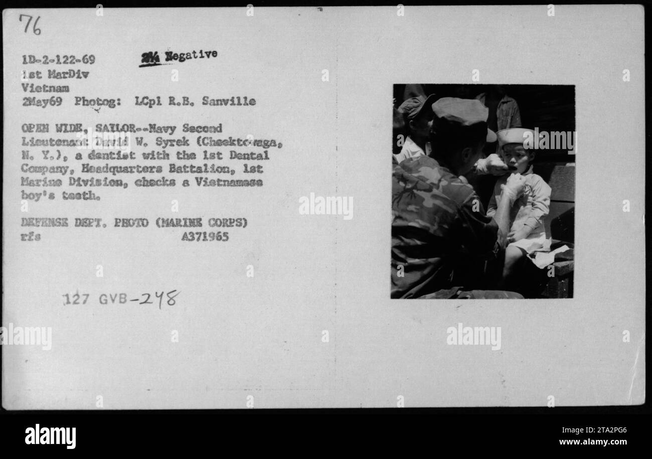 Navy Second Lieutenant David W. Syrek, Zahnarzt der 1st Dental Company ...