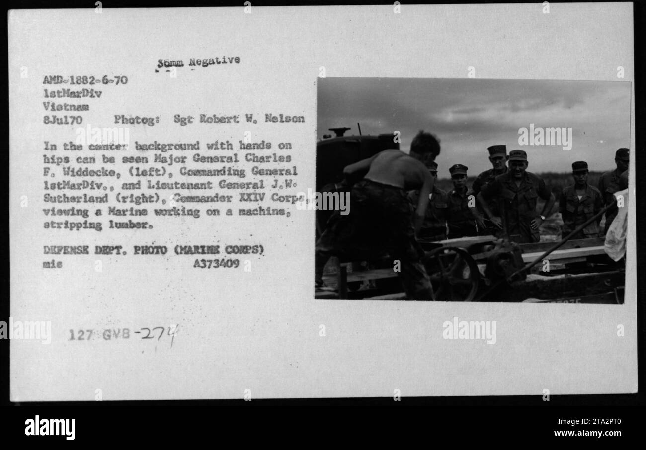 Major General Charles F. Widdecke, Kommandeur General der 1. MarDiv ...