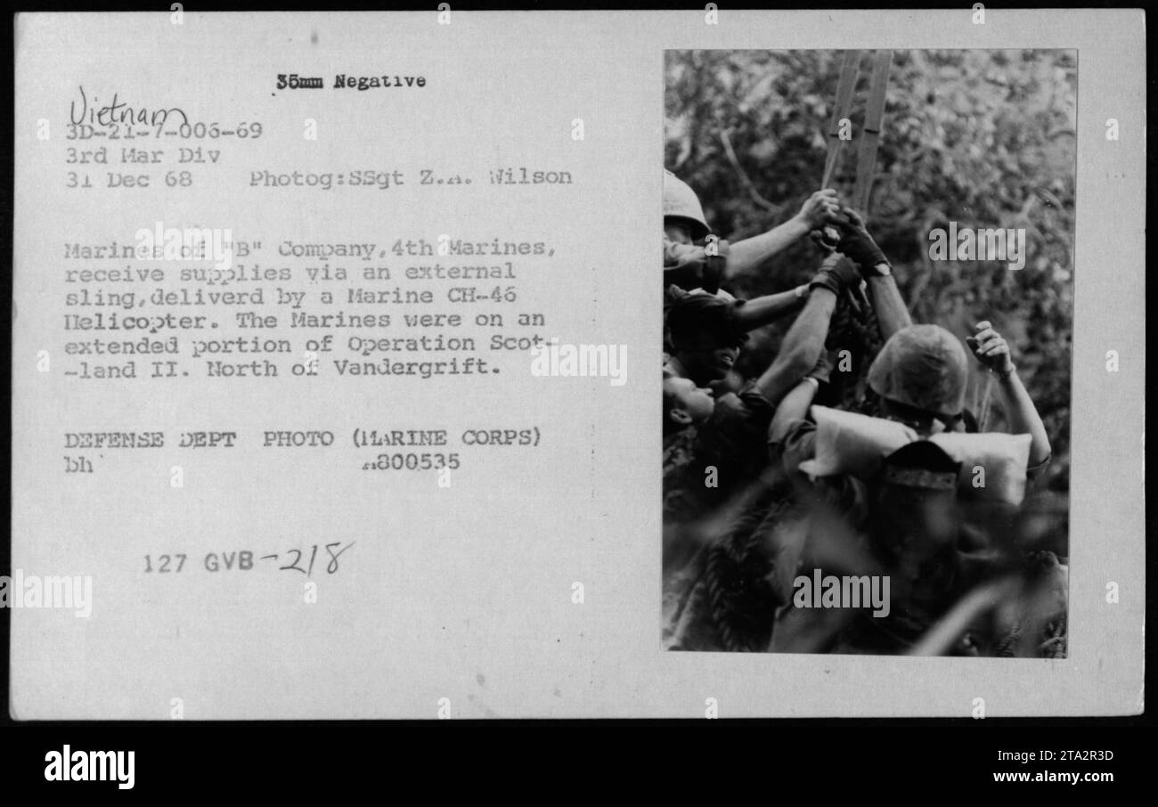 Marines von 'B' Company, 4th Marines, werden gezeigt, wie sie Vorräte ...