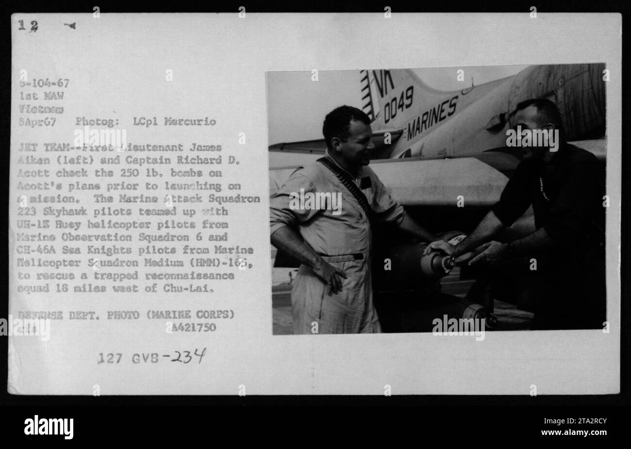 Lieutenant James Aiken (links) und Captain Richard D. Acott bereiten ...