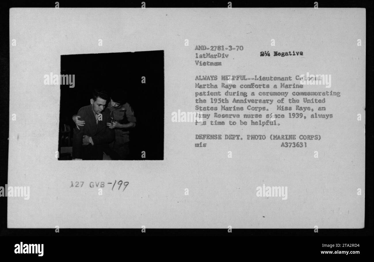 Lieutenant Colonel Martha Raye tröstet einen Marine-Patienten während ...