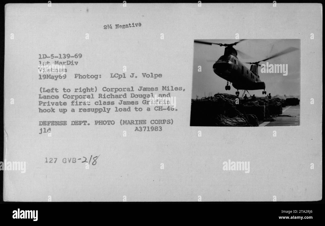 Soldaten der 1. Marine-Division in Vietnam am 19. Mai 1969 sind auf dem ...