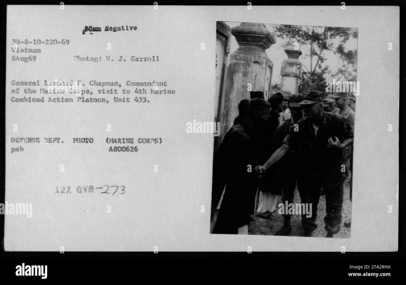 General Leonard F. Chapman, Kommandant des Marinekorps, besucht am 8 ...