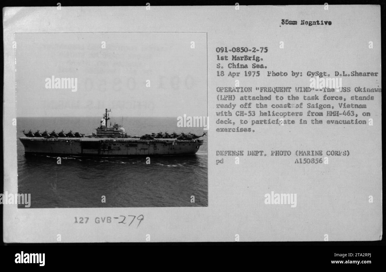 Die USS Okinawa (LPH), die der Task Force angehört, bereitet sich am 18. April 1975 auf die ...