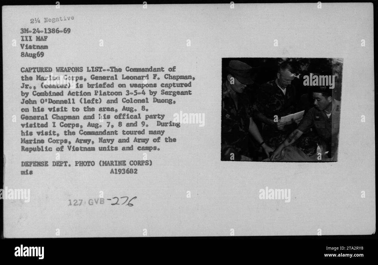 General Leonard F. Chapman Jr., der Kommandant des Marine Corps, wird über eine Liste der ...