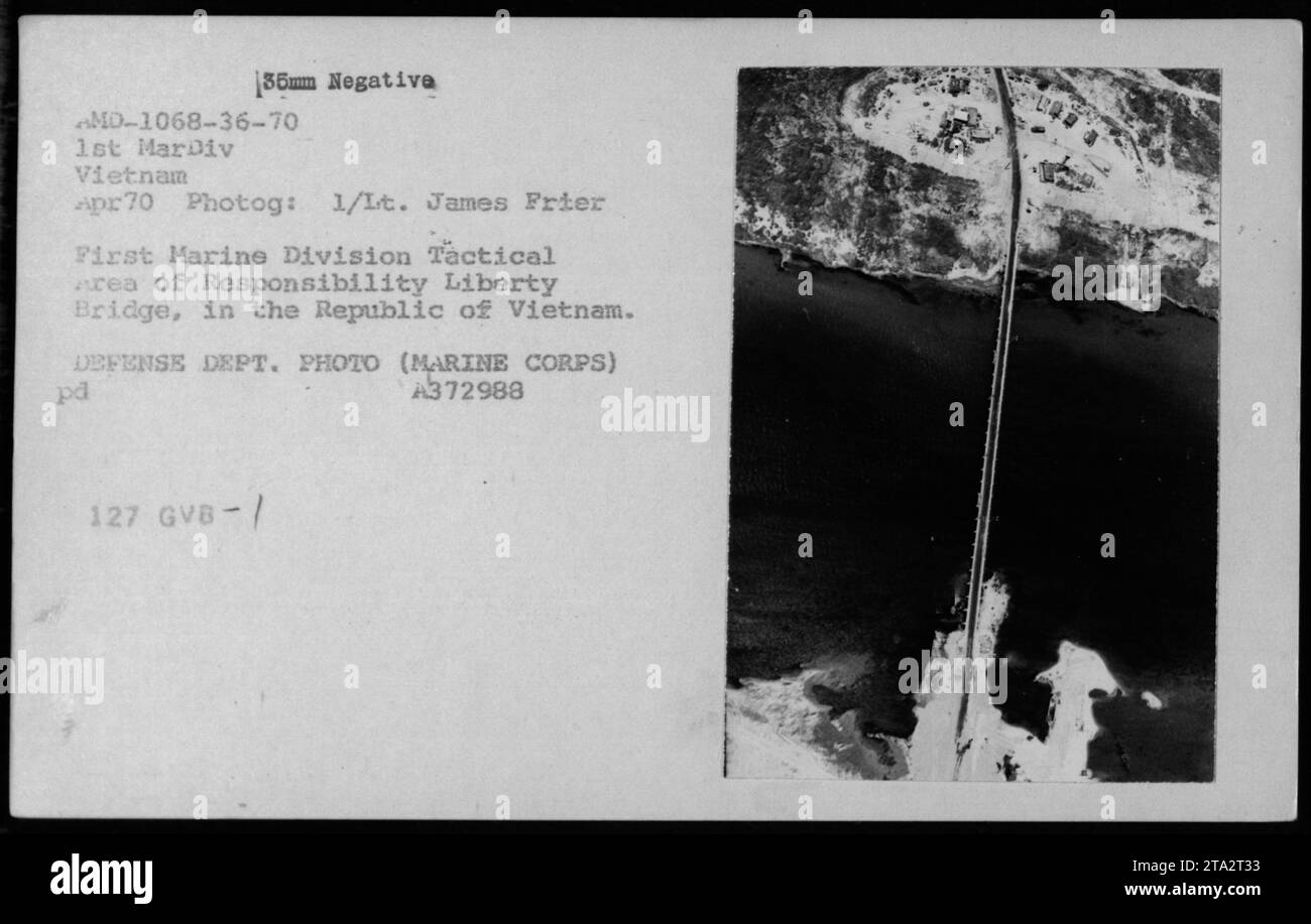 Luftaufnahme der Liberty Bridge in an Hoa, Vietnam im April 1970. Das ...