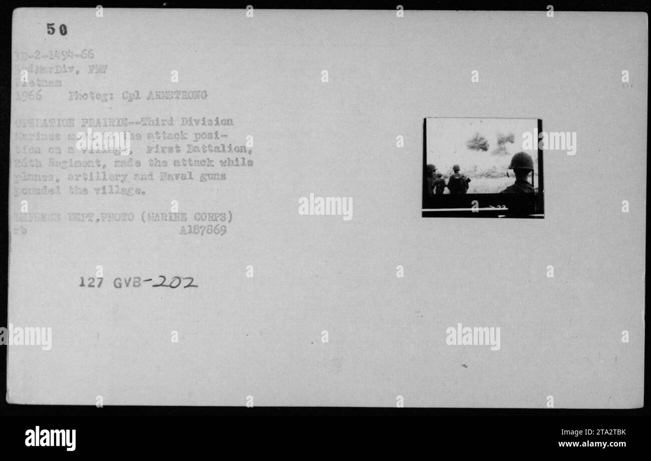 Marines der 3. Division ziehen 1966 während der Operation Prairie in ...