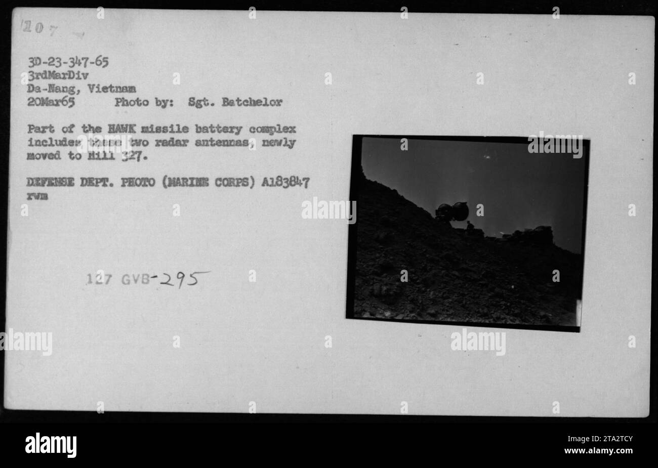 Zwei Radarantennen sind hier als Teil des HAWK Raketenbatteriekomplexes ...