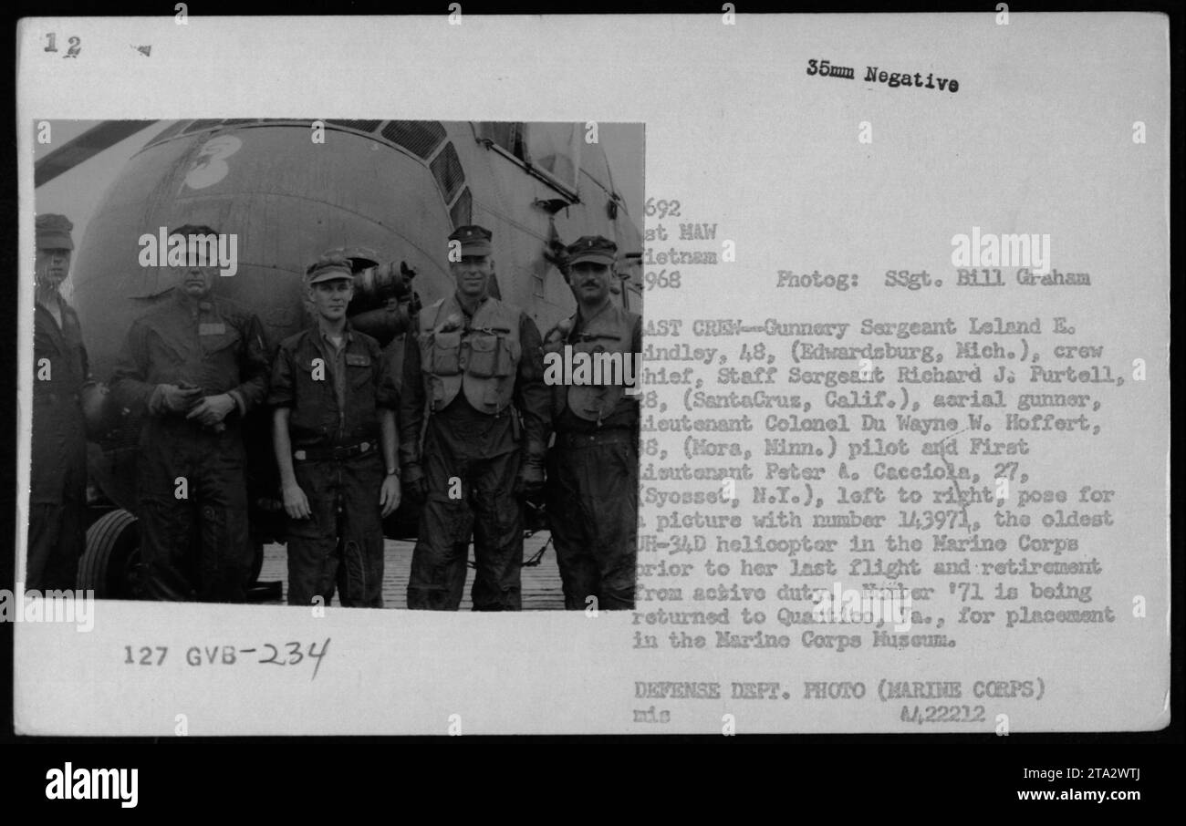 Auf diesem Foto ist eine Gruppe militärischer Mitarbeiter aus der Zeit ...