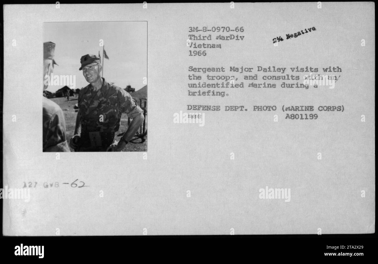 Sergeant Major Dailey führt Gespräche mit den Truppen während einer ...