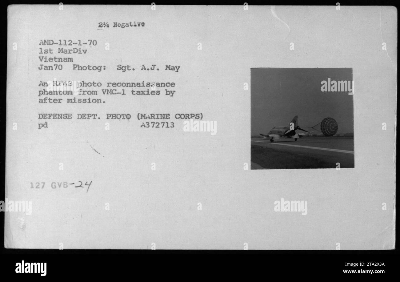 Ein RF4B-Foto-Aufklärungs-F-4-Phantom von VMC-1 fährt nach einer ...