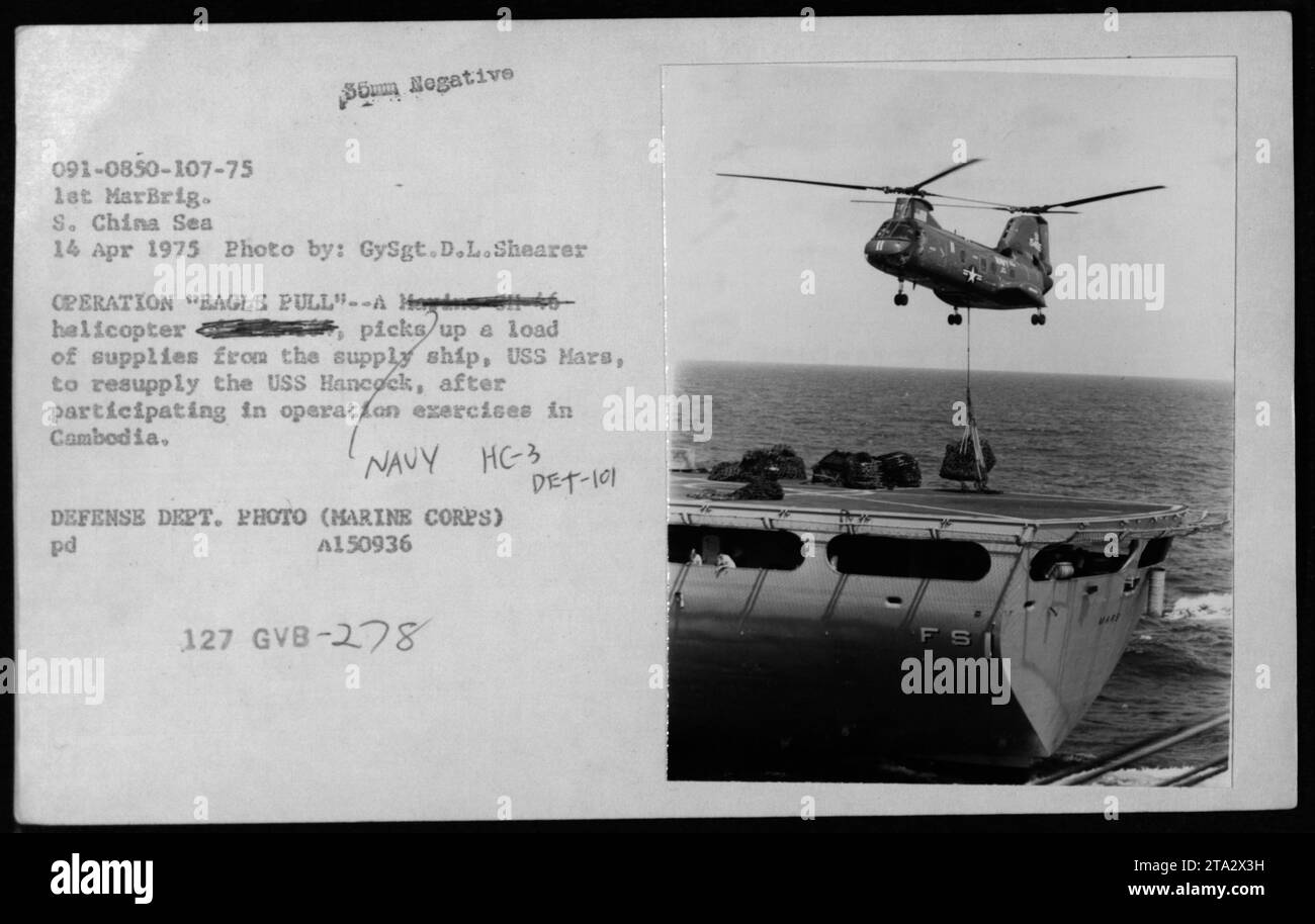 Der Hubschrauber holt Vorräte von USS Hars ab, um USS Hancock während ...