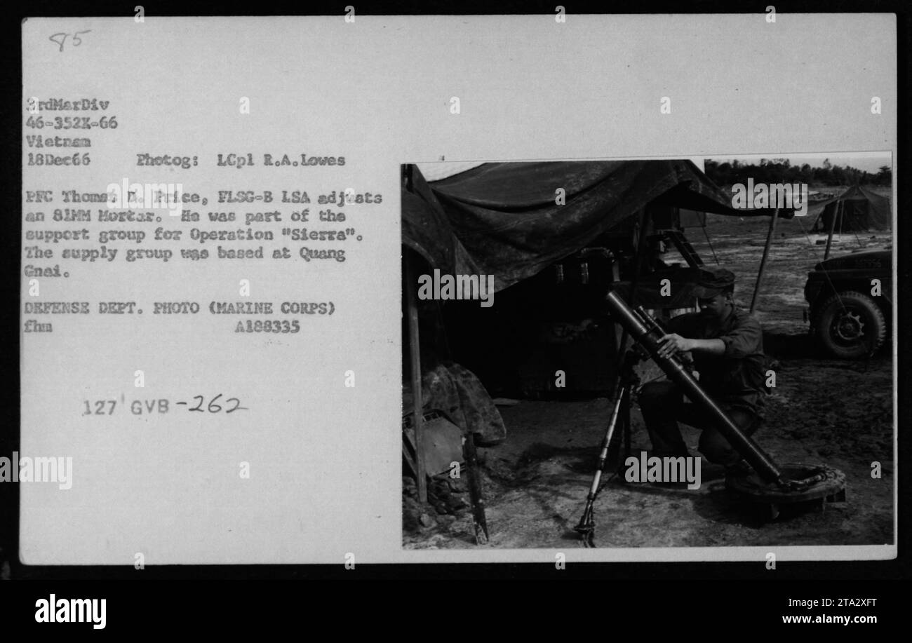 PFC Thomas D. Price, FLSG-B LSA, justiert während des Vietnamkriegs am ...
