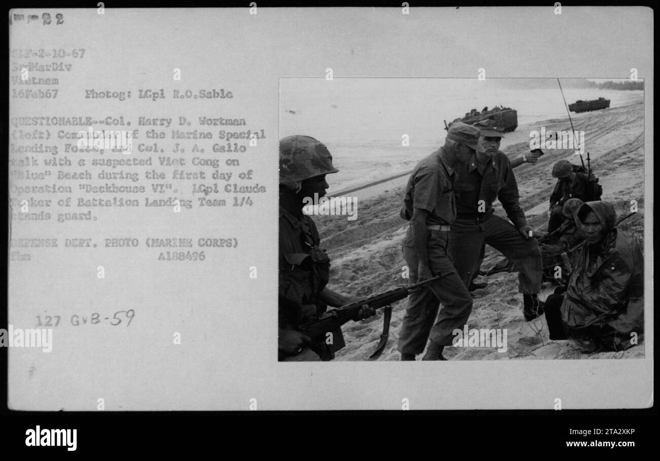 Col. Harry D. Wortman (links) und Col. J.A. Gallo unterhalten sich mit ...