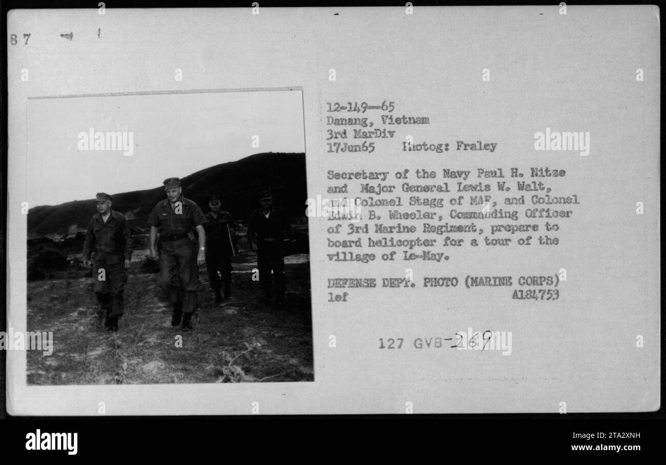 Marineminister Paul H. Nitze, Major General Lewis W. Walt, Colonel ...