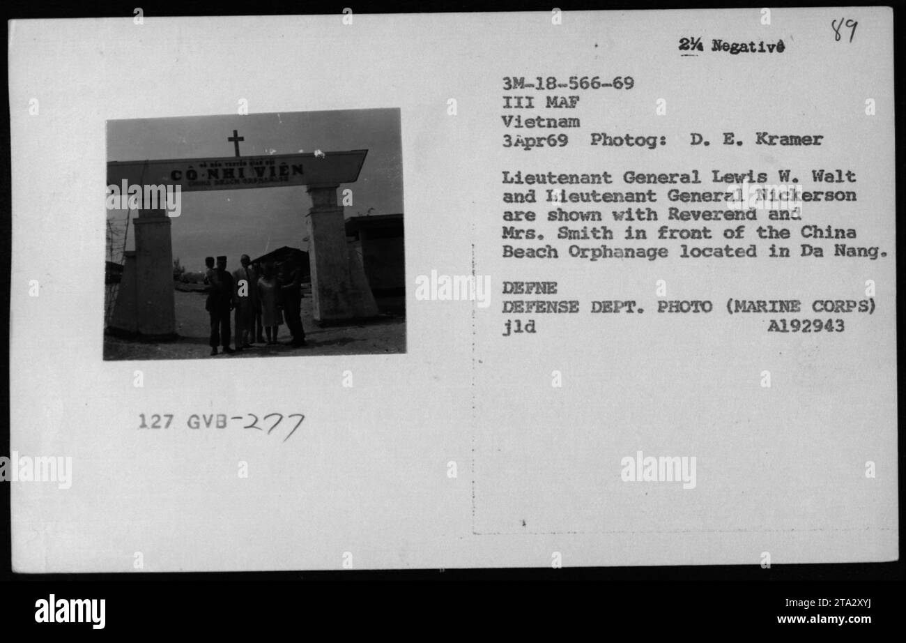 Generalleutnant Lewis W Walt und Generalleutnant Nickerson schließen ...