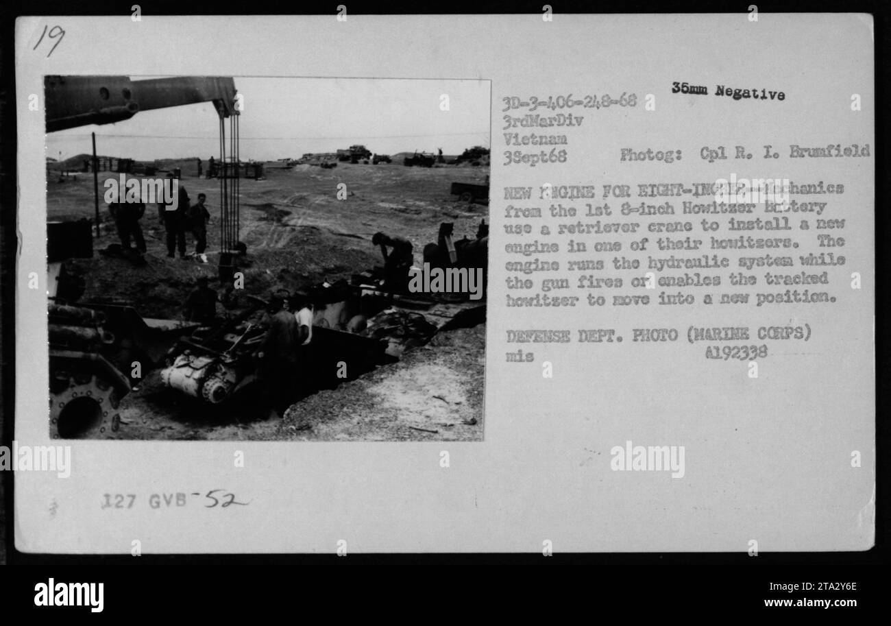 Mechaniker der 1. 8-Zoll-Haubitze-Batterie, die einen Retriegelkran ...